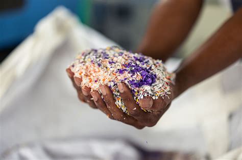 가공된 플라스틱 알갱이를 들고 있는 플라스틱 재활용 공장의 작업자 40 44세에 대한 스톡 사진 및 기타 이미지 40 44세 갈기갈기 찢어진 공장 산업 건물 Istock