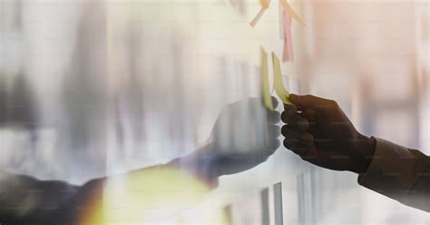 젊은 사업가를 클로즈업하는 동안 유리 벽에 스티커 메모 스티커 메모 용지 알림 일정 게시판 브레인스토밍 개념 사진 Unsplash의 사무실 이미지