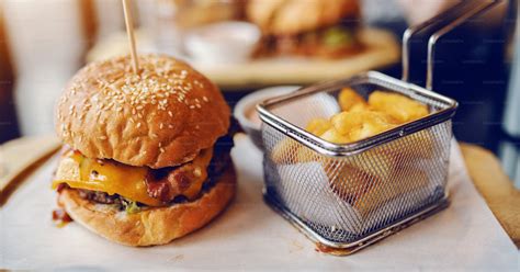 접시에 맛있는 햄버거와 감자 튀김을 닫습니다 사진 Unsplash의 햄버거 이미지