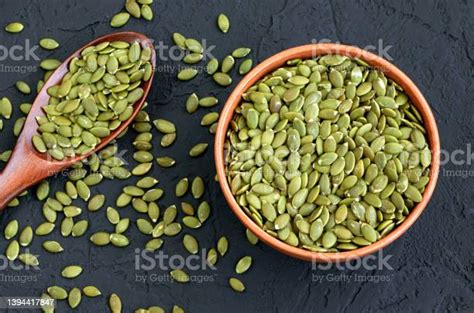 검은 배경의 그릇에 껍질을 벗긴 호박 씨앗 슈퍼 음식 건강 식품 플랫 레이 10월에 대한 스톡 사진 및 기타 이미지 10월 11월 갈색 Istock