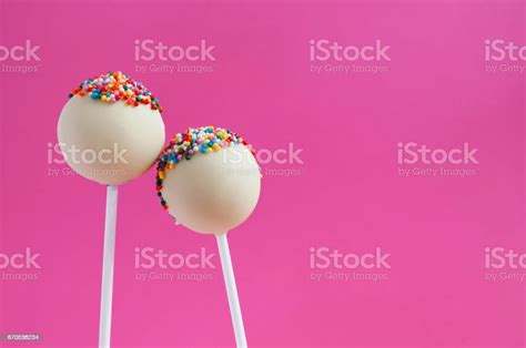 화이트 초콜릿 케 익 팝 핑크 배경에 Colorfull 제과 스프링 장식 개념 달콤한 커플입니다 생일 케이크에 대한 스톡 사진 및 기타 이미지 Istock