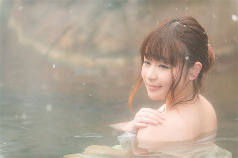 雪が舞う露天風呂に浸かる美女の透き通る肌の無料の写真素材 Id22452｜フリー素材 ぱくたそ