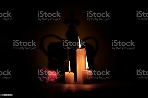 여왕을 기념하는 왕관의 그림자가있는 검은 배경에 장미 옆에 불이 켜진 촛불 장례식에 대한 스톡 사진 및 기타 이미지 장례식 밤 하루 시간대 스코틀랜드 Istock