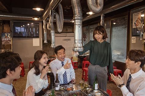 늘어나는 술자리 커지는 간 손상연말연시 알아두면 좋은 ‘건강한 음주방법