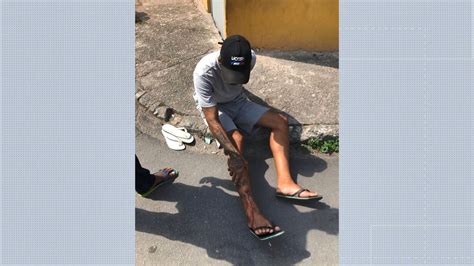 Jovem é Baleado Na Rua Por Grupo Com Uniforme Escolar Em Vitória