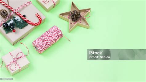 녹색 에코 크리스마스 휴가 개념 에코 장식 축제 겨울 배경에 크리스마스 친환경 포장 선물 사탕과 전나무 나무 포장 상자와 나무 나무 장난감선물 0명에 대한 스톡 사진 및