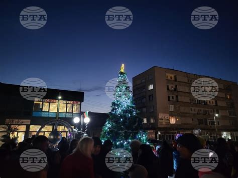 БТА В Костенец грейнаха коледните светлини на елхата
