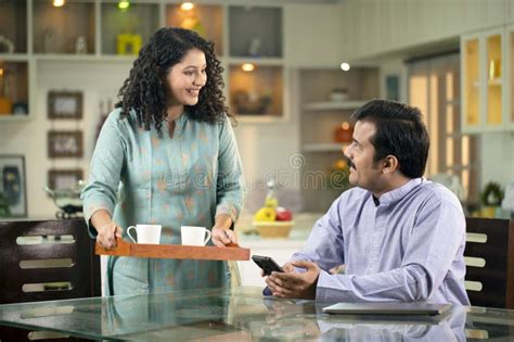 Casal Bonito Romântico Sentado à Mesa Da Cozinha Foto de Stock Imagem de beber conversa