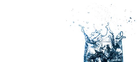 물이 튀는다 흰색 배경에 고립 된 유리에 얼음 조각을 떨어지는 텍스트의 여유 공간 각얼음에 대한 스톡 사진 및 기타 이미지 각얼음 건강한 생활방식 건강한 식생활