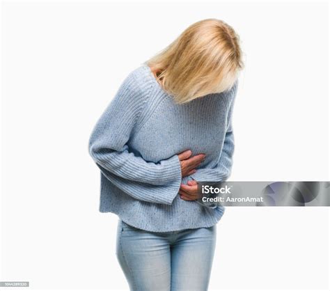 중간 나이 금발 여자 이상의 겨울 스웨터를 입고 있기 때문에 배경 속에 손으로 격리 구역 질 고통 스러운 질병 기분이 나쁘다 통증 개념입니다 건강관리와 의술에 대한 스톡