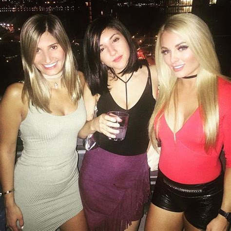 Foto De Group Of Hotties Out For A Drink