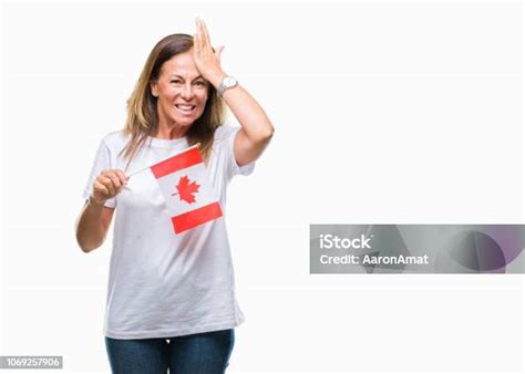 머리 수치심과 놀라움으로 충격된에 손으로 압박 고립 된 배경 위에 캐나다의 중세 스페인 여자 지주 국기 얼굴 분노와 좌절 두려워 하 고 실수에 대 한 화가 갈색 머리에 대한