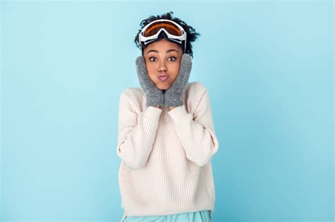 파란 벽 스튜디오 겨울 스포츠 개념 뺨에 고립 된 젊은 아프리카 여성 겨울에 대한 스톡 사진 및 기타 이미지 겨울 곱슬 머리 귀여운 Istock