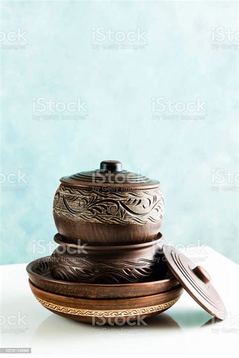 냄비 그리고 파란색 배경과 흰색 테이블에 점토의 접시 손으로 만든 점토 도자기 주방 용품입니다 레드 클레이 식기 0명에 대한 스톡 사진 및 기타 이미지 Istock