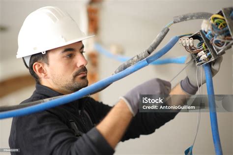 리노베이션 중인 주택의 전기 설비를 점검하는 전기 기술자 전기 연료 및 전력 생산에 대한 스톡 사진 및 기타 이미지 전기 연료 및 전력 생산 개혁 남자 Istock