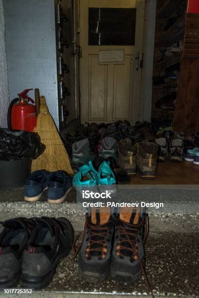 많은 스 니 커 즈와 Kozya 스 테 나 오두막의 복도에서 산 신발 신발을은 오두막 수 없습니다 휩 쓸 고 청결 유지는 거기 남아 있다 가죽에 대한 스톡 사진 및 기타