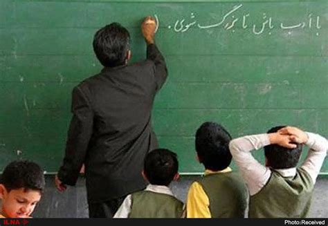 فعالیت‌های خیرخواهانه معلم فداکار ساوجی از تامین اینترنت ۲۰۰ دانش آموز بی‌بضاعت تا تولید ماسک