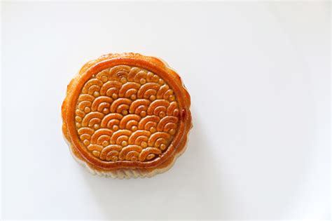 흰색 테이블 배경에 대해 프레임 왼쪽에 고립 된 중국 웨이브 패턴 디자인의 둥근 전통 중국 중추절 달케이크의 탑 뷰 0명에 대한 스톡 사진 및 기타 이미지 Istock