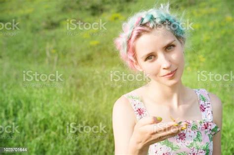 나비 정원에서 그녀의 손에 들고 아름 다운 여자의 초상화 아름다움의 초상화입니다 자연에과 함께 화합 생태 개념 건강한 생활방식에 대한 스톡 사진 및 기타 이미지 Istock