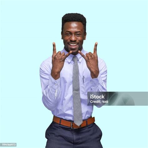 전면보기 카메라 허리 세로 1 명 만 2029세 성인 잘생긴 사람 곱슬 머리 짧은 머리 아프리카 민족 아프리카 계민족 세대 Z 남성 젊은 남성 서 축 하 20 24세에 대한