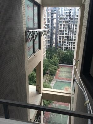 太陽從西邊出來了，把陽台的晾衣架裝在天井裡 每日頭條