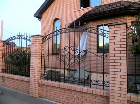 Забор из кованых секций на кирпичных столбах Дизайн ограды Забор Металлические заборы