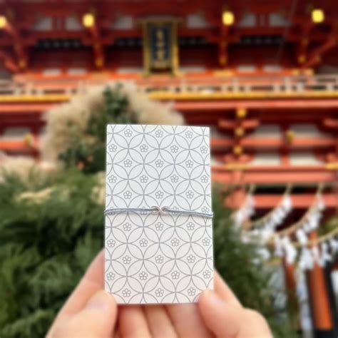 生田神社 【縁結び守「たまき」】 明日、1月7日土より 冬をイメージした色合いの 「たまき」を数量限定で頒布致します。 初穂料 1000円 直接お詣りの上、お受けいただき