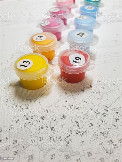 캔버스 배경에 아크릴 페인트가 있는 숫자와 번호가 매겨진 캔으로 캔버스에 페인팅 건조한에 대한 스톡 사진 및 기타 이미지 건조한 공부 공예 제품 Istock