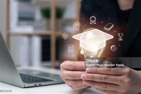 E러닝 졸업 수료증 프로그램 개념 인터넷 교육 과정 학위 학습 지식 창의적 사고 아이디어 문제 해결 솔루션 Ai와 함께 전구를 들고 있는 사업가 교육에 대한 스톡 사진 및