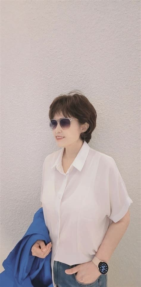 남옥 오랫동안 즐겨 쓰던 모자를 벗고 숏컷을 한 후 젊어졌다는 소리를 들었는데 선글라스까지 쓰니 비밀 요원 같지 않나요 ㅋㅋㅋ Facebook