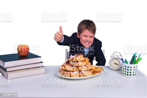 흰색 배경에 고립 된 초등학교학생들의 건강에 해롭고 건강에 좋은 음식 과자 접시가있는 학교 책상에서 소년 8 9 살에 대한 스톡 사진 및 기타 이미지 Istock