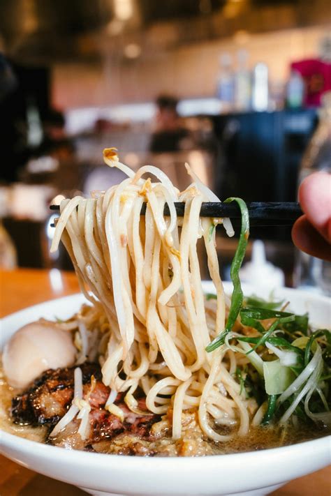 검은 그릇 고급 식사 고명 구르메 라멘 국수 국수 접시 꽃 장식 나무 표면 녹차 따뜻하게 제공 뜨거운 김이 나는 라면 그릇 레스토랑 품질 말차 분말