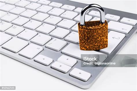 잠긴된 컴퓨터 바이러스 또는 악성 코드 공격 으로부터 안전 합니다 노트북 컴퓨터 온라인 사이버 범죄 및 해킹 으로부터 보호 되 고 키보드에 자물쇠와 함께 컴퓨터 보안 개념