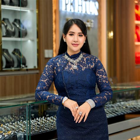 မေလ ၁၁ ရက်နေ့ ကဆုန်လပြည့်နေ့ ၊ အမေများနေ့လေးမှာ ချစ်ရတဲ့ မေမေနဲ့ အတူတူ ရတနာ Pk Htun မှာ စျေးလာဝယ