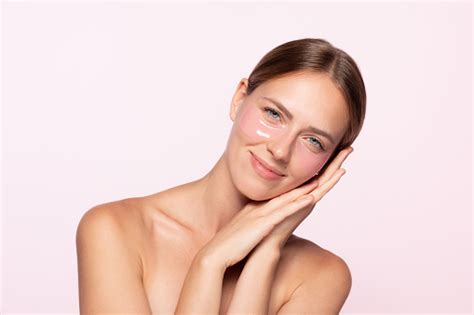 흰색 배경에 고립 된 잘 보관 된 피부를 가진 젊고 아름다운 소녀의 절반 길이의 초상화 스파 미용학 얼굴 리프팅 및 스킨케어 컨셉 20 24세에 대한 스톡 사진 및 기타