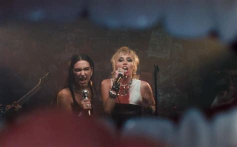 Dua Lipa Y Miley Cyrus Sorprenden Con El Clip De Prisoner