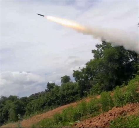 သပိတ်ကျင်းမြို့နယ်ရှိ စစ်တပ်၏ အမှတ် ၁၃ တပ်မတော်တန်းမြင့် လေ့ကျင့်ရေးကျောင်းကို ရှော့တိုက်ဒုံး ၁၀