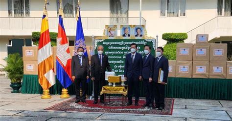 សម្តេចព្រះមហាក្សត្រី នរោត្តម មុនិនាថ សីហនុ ប្រោសព្រះរាជទានព្រះរាជទ្រព្យដល់មន្ទីរពេទ្យហ្លួងម៉ែ