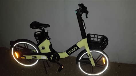 방치된 지쿠터 헬멧 밤 도로 길가의 전동 킥보드 전기 자전거 스쿠터 오토바이 등 Youtube