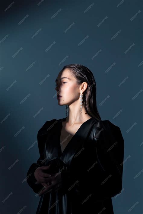 아름 다운 여자의 물고기 자리 초상화 무료 사진