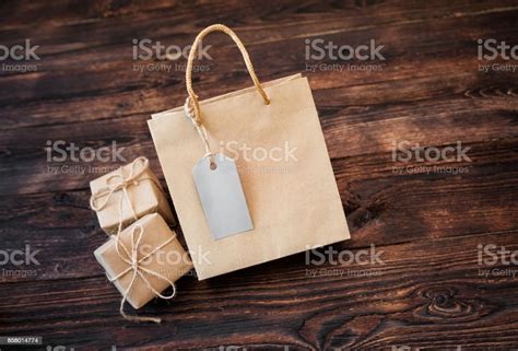 이랑 크 라프 트 판지 선물 상자와 나무 배경 디자인 웹사이트 배경 처리 패키지 0명에 대한 스톡 사진 및 기타 이미지 0명 가방 갈색 Istock
