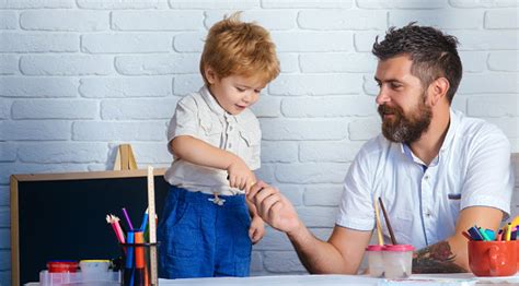 Photo Libre De Droit De Père Fils Ensemble Développement De Jeux Pour Enfants De Dessin Et De