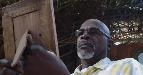 감정 감정적인 고통 그림 길을 잃은 남자 노인 마음이 아픈 불행한 비탄 사람 상실 성인 속상한 슬픈 눈 슬픔 안경 야외에서 없어진 외로움