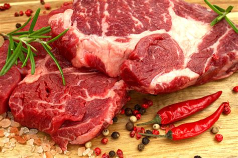 위에서 나무 보드보기에 생 쇠고기 스테이크 요리 준비 향신료와 신선한 스테이크 닫기 0명에 대한 스톡 사진 및 기타 이미지 0명 건강한 식생활 고기 Istock