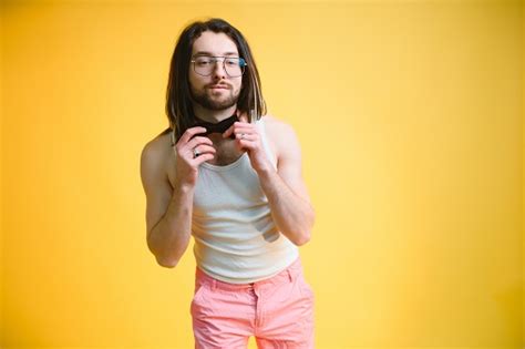 스튜디오에서 색칠된 배경에 젊고 잘 생긴 게이 남자 Lgbt 개념 20 24세에 대한 스톡 사진 및 기타 이미지 20 24세 Lgbtqia 문화 갈색 Istock