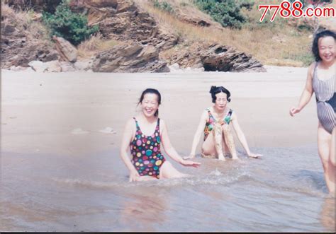 美女穿泳衣海边留影老照片影像会馆【7788收藏收藏热线】