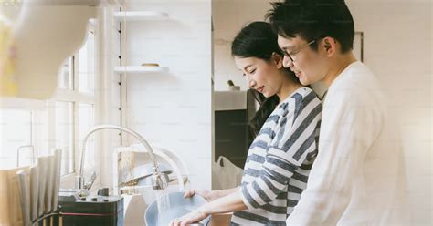 매력적인 부부 남편과 아내 아시아 가족 부엌 가정 가족 개념에서 미소와 행복으로 함께 설거지 사진 Unsplash의 개념 이미지