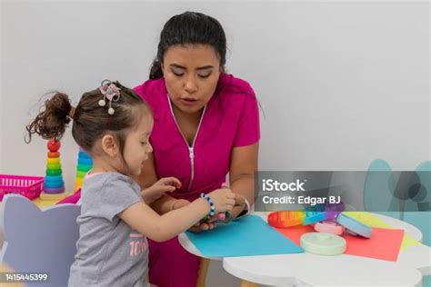 그녀의 사무실에서 여성 소아과 의사와 함께 그림을 그리는 소녀의 측면보기 2 3 살에 대한 스톡 사진 및 기타 이미지 2 3 살 2명 35 39세 Istock