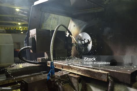 스핀 들 척 및 설치 금속 부품에 포켓 고정밀 Cnc 산업 선반 선반 기계 Cnc 기계는 금속 부분에 여분의 가장자리를 잘라 Cnc 장치에 대한 스톡 사진 및 기타 이미지