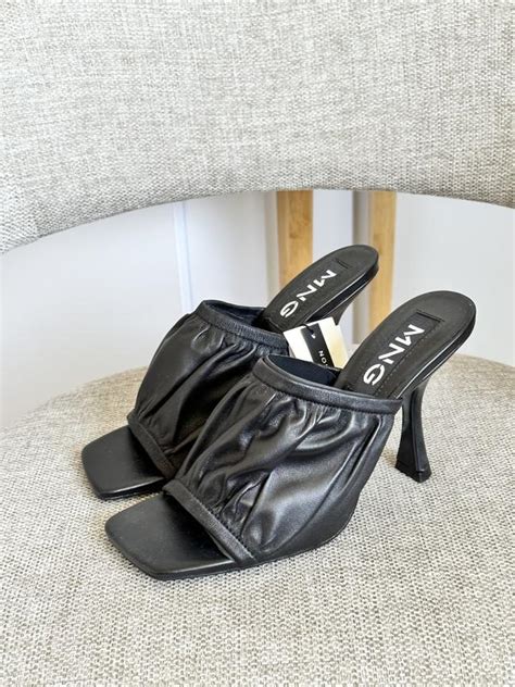 Чорні босоніжки на підборах із натуральної шкіри Mango шкіряні туфлі шльопанці манго — ціна 1782